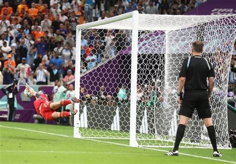 جام جهانی قطر داور بازی هلند آرژانتین، قطر را ترک کرد