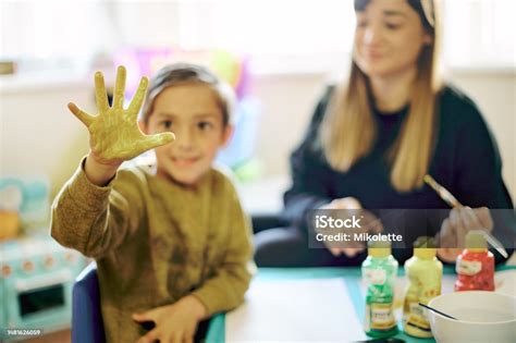 학습 교육 및 창의성을 위해 교실에서 어린이와 교사와 함께 그림 손 및 예술 영감 교훈 및 학교에서 어린 소년과 여성과 함께 가르치고 그림을 그리고 취미를 위해 25 29