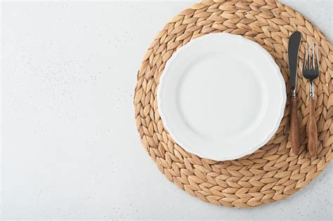 빈티지 제로 폐기물 실버 웨어 화이트 플레이트 나무 숟가락 낮잠을 자며 가벼운 회색 콘크리트 배경의 물 히아신스의 요리를 위한