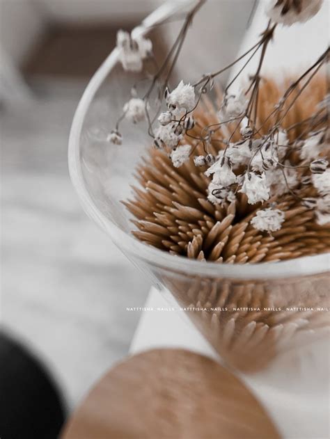 Визуал мастера бровиста Отделка салона красоты Маникюр Шаблоны дизайна брошюры