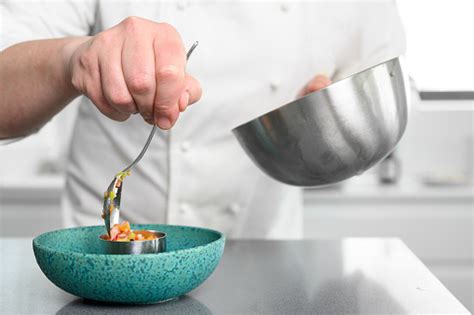 셰프가 맛있는 야채 타르타르를 준비하고 수업의 터치로 준비를 완료합니다 개념 요리사 주방 레스토랑 음식 고품질 사진 가루로 빻은에 대한 스톡 사진 및 기타 이미지 Istock