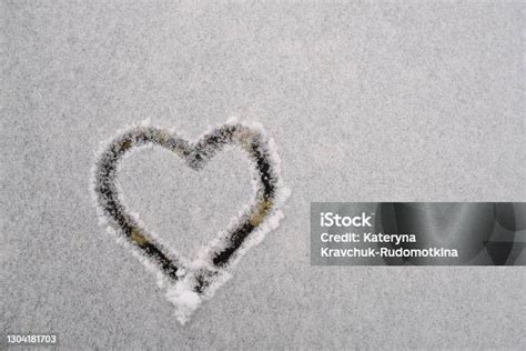 눈 표면 클로즈업에 그려진 심장 모양 맨 위 보기입니다 공간을 복사합니다 사랑 개념 세인트 발렌타인 데이 0명에 대한 스톡 사진 및 기타 이미지 Istock