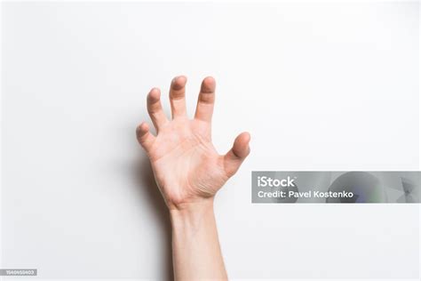 흰색 배경에 광고가 있는 복사 공간을 위한 보이지 않는 물체나 항목을 손가락으로 들고 있는 남자의 손을 클로즈업합니다 가구에 대한 스톡 사진 및 기타 이미지 Istock