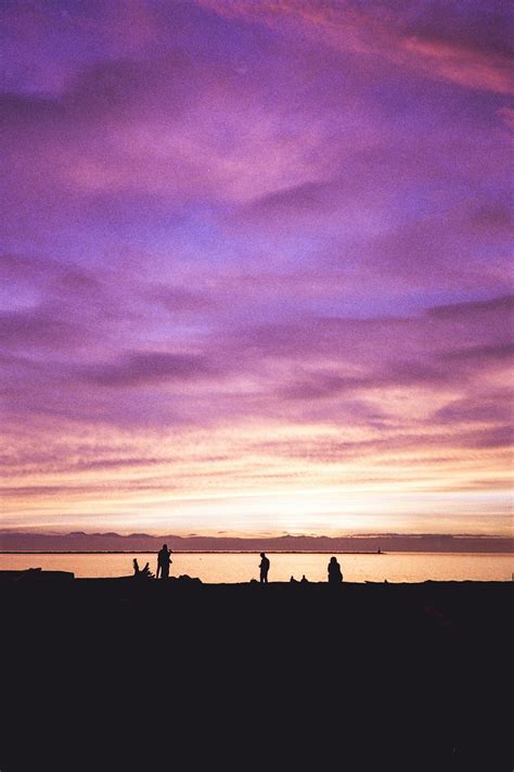 수역 근처에 서 있는 사람의 실루엣 사진 Unsplash의 무료 밴쿠버 이미지