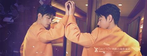 Uniq 王一博台灣後援會 🌟2020927 来伊份上海见面會🌟 品牌代言人一博 出席來伊份20週年新鮮盛典，黑色西裝邂逅靚麗橙色，沉穩