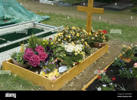 How To Decorate Grave With Flowers