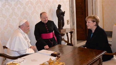 Angela Merkel Ricevuta Dal Papa In Vaticano In Dono Un Aiuto Per I