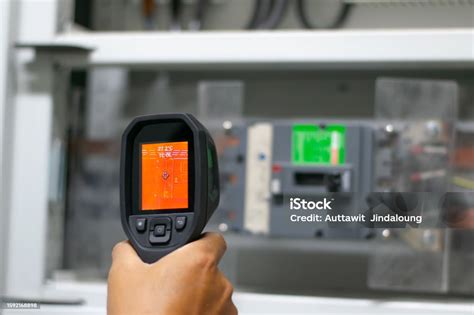 전문 전기 기술자는 예방 유지 보수 산업용 열화상 촬영 전력 전기의 열 이미지를 위해 열 적외선 카메라 또는 온도계 스캔 전기 시스템을 사용합니다 적외선 이미지에 대한 스톡