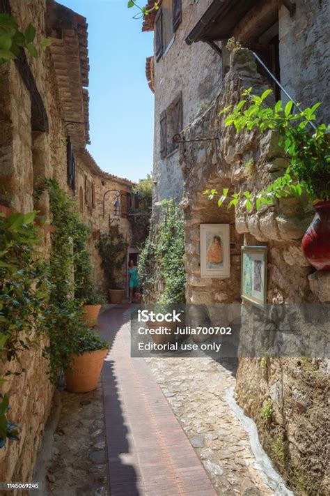 에 즈의 그림 같은 중세 프랑스 마을의 오래 된 센터에서 좁은 거리의 인상 0명에 대한 스톡 사진 및 기타 이미지 0명 건축 골목 Istock