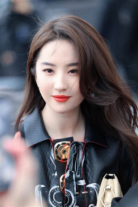 Lưu Diệc Phi đẹp Phát Sáng Trong Khung Hình Với Hyein Newjeans