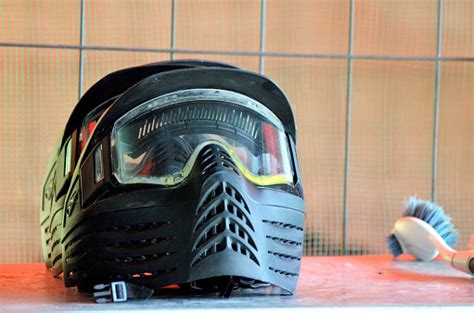 페인트 볼 장비 마스크를 사용 하 여 얼굴을 보호 하는 보호 헬멧 0명에 대한 스톡 사진 및 기타 이미지 0명 게이머 겨냥 Istock