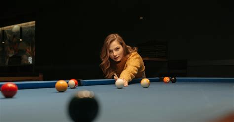 How To Hold A Pool Cue Beginner S Guide To Perfect Your Grip Billiards Base