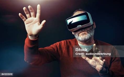 성숙한 사업가 입고 가상 현실 고글 Vr 현대 사무실에서 작업할 안경 360도 촬영에 대한 스톡 사진 및 기타 이미지 360도 촬영 3차원 형태 가상현실 Istock