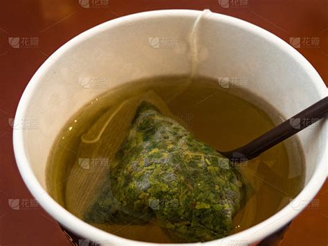 把古柯叶茶装在纸杯里