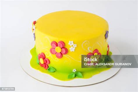 핑크 꽃 잎 흰색 배경에 패턴 장식 노란색 매스 틱 나무 다채로운 어린이 생일 케이크에 의하여 이루어져 있다 0명에 대한 스톡 사진 및 기타 이미지 Istock