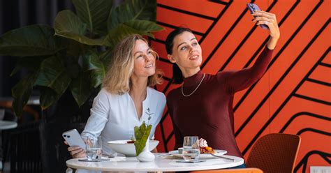 8 Effortless Habits That Instantly Make You Seem Upper Class According To Etiquette Experts