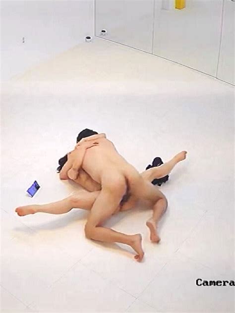 해킹된 한국 IP 카메라 댄스 선생님과 섹스하는 것은 즐거움입니다 그녀는 다리를 180도 벌리고 당신의 자지가 그녀의 자궁