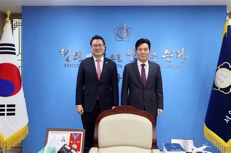 조순열 이원형 서울가정법원장님 내방 신임 이원형 서울가정법원장님께서 서울지방변호사회를 내방해 주셨습니다 이법원장님께서는