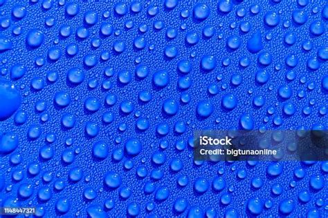 투명 한 여전히 물이 연한 파란색 배경에 떨어집니다 푸른 물 방울 유리에 비의 방울 블루 추상 물 드롭 배경입니다 물 표면 강에 대한 스톡 사진 및 기타 이미지 Istock