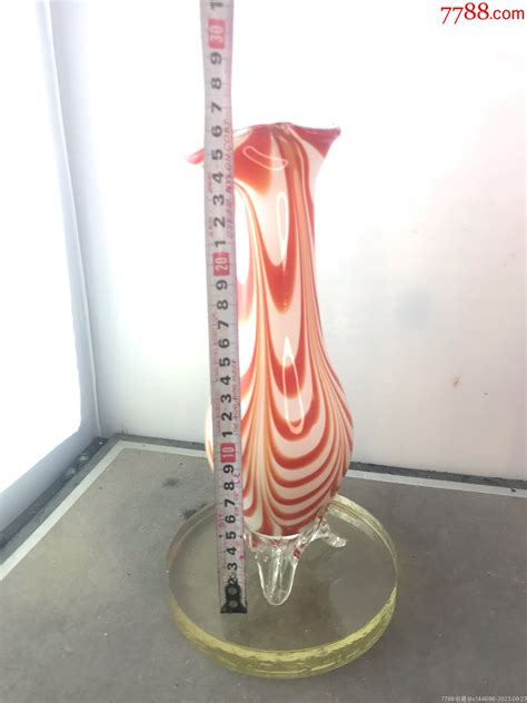 七十年代手工玻璃套料彩色花瓶高度27公分，品相完好没有破损，颜色好看特别，因为手 价格68元 Se96420359 玻璃器皿 零售 7788收藏收藏热线