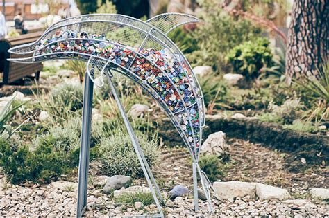 돌고래 모양의 철창 뒤에 다채로운 플라스틱 병 뚜껑이 있습니다 개념 폐기물 처리 쓰레기 분리 수거 복사할 수 있는 공간 있음 0명에 대한 스톡 사진 및 기타 이미지 Istock