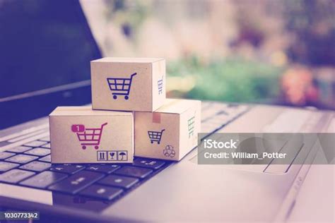 온라인 쇼핑 전자 상거래 및 배달 서비스 개념 장바구니와 종이 팩 종이 또는 노트북 키보드에 로고를 트롤리 인터넷을 통해 소매 사이트에서 고객 주문 들을 묘사 가격에 대한