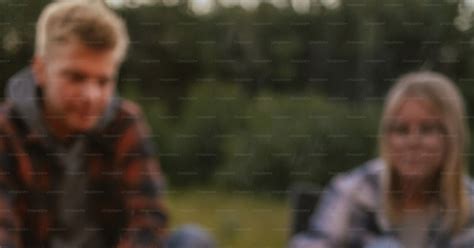 모닥불 옆에 앉아 있는 남자와 여자 사진 Unsplash의 불 이미지