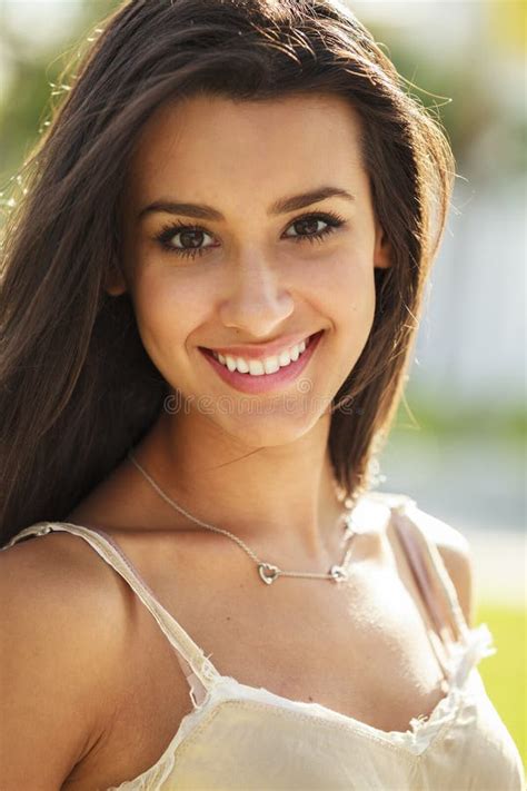 Sch Ne Junge Frau Stockfoto Bild Von Br Nette Dame