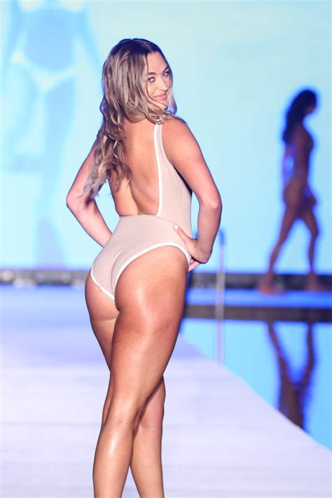 Hot Sexy Joely Live Bikini Pics