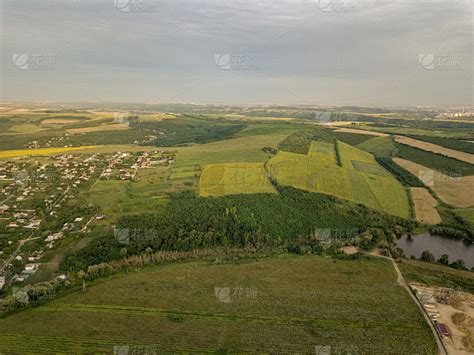 一个小村庄的鸟瞰图