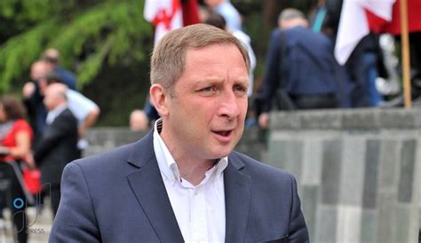 ჩვენი ბიჭები და გოგოები იბრძვიან და იღუპებიან რომ დაამარცხონ კაცობრიობის მტერი ბუკა