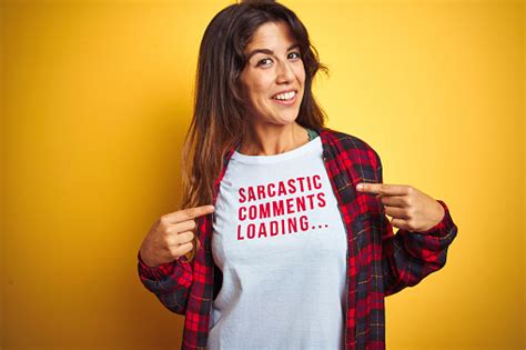 아름다운 여자는 손과 손가락으로 가리키는 고립 된 노란색 배경에 아이러니 코멘트와 재미있는 티셔츠를 입고 매우 행복 T 셔츠에 대한 스톡 사진 및 기타 이미지 Istock