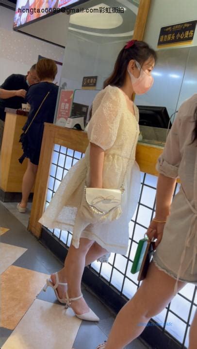 KFC 188 352长裙靓女和闺蜜逛街粉色骚内性感 sifang同步区 彩虹街拍 时尚穿搭