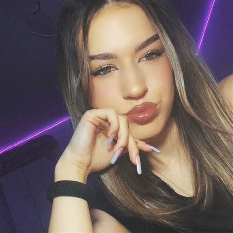 Daria Dariapurdila • Threads Say More