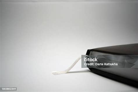 작은 책 노트북 어두운 갈색 표지의 일기는 흥미로운 조명이있는 흰색 배경에 있습니다 책 중심축에 대한 스톡 사진 및 기타 이미지 책 중심축 Book Release