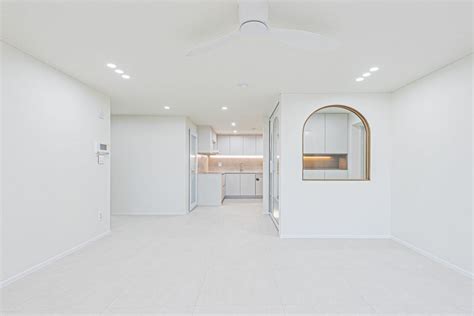 미니멀한 공간의 밝은 실내 인테리어🏚 라이프스타일 슈퍼앱 오늘의집