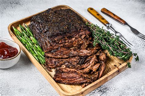 나무 트레이에 슬라이스 브리스킷 바베큐 쇠고기 고기 흰색 배경입니다 위쪽 보기 문지르기에 대한 스톡 사진 및 기타 이미지