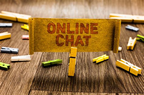 단어 쓰기 텍스트 온라인 채팅입니다 인터넷과 Pc 전화 들고 오래 된 조각 직물 여러 Clothespins 나무 바닥 옷 핀을 통해 친구 또는 누군가가 이야기에 대 한