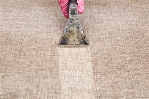 세탁소의 직원 손 전문적으로 추출 방법으로 더러운 소파를 청소 전후 섬유에 겉 천을 가구입니다 이른 봄에 정기적으로 정리입니다 상업적인 청소 회사입니다 가구에 대한 스톡