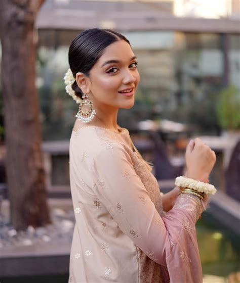 Romaisa Khan Talks About Falling In Love Romance Reviewit Pk