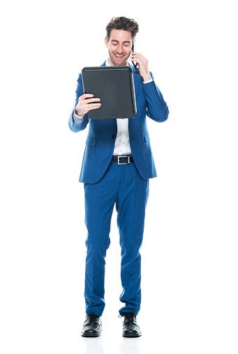 정면보기 전체 길이 1 명 만 3039세 성인 잘생긴 사람 갈색 머리 백인 남성 젊은 남자 사업가 사업가 서 있는 양복을 입고