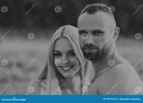 Парень с девушкой в поле на мотоцикле Стоковое Фото изображение насчитывающей всадник