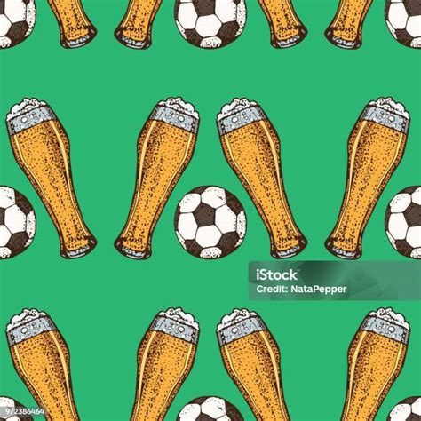 벡터 만화 맥주 유리 찻잔 축구 볼의 완벽 한 패턴입니다 축구 술집에 대 한 그래픽 텍스처입니다 웹 포스터 맥주 파티 또는