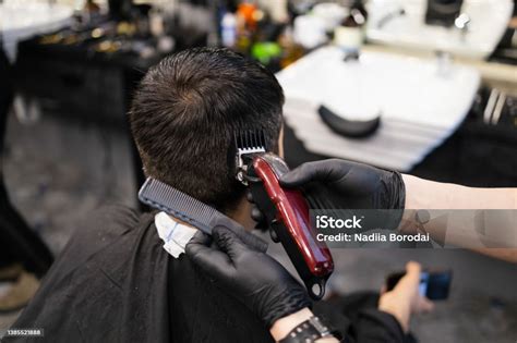 마스터 컷 머리는 이발소에 남자의 수염 미용사 게 헤어스타일 젊은이 대 한 2명에 대한 스톡 사진 및 기타 이미지 2명