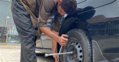 검은 차 교통 기계적인 작업 기술적인 작업 남자 남자의 일 노동 노력 도구 바퀴 보도 보수 복장 서비스