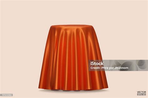 연단은 베이지색 배경에 격리된 주황색 실크 조각으로 덮여 있습니다 주황색 천으로 덮인 현실적인 상자 제품 화장품 프리젠테이션을