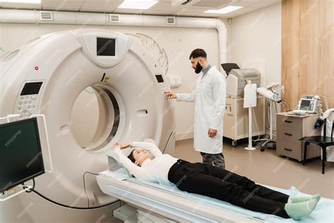 여자 환자는 Ct 스캐닝 룸에서 복부 검사를 위해 가슴의 Ct 컴퓨터 단층 촬영 Xray 스캔을 하고 있습니다 의료 클리닉에서