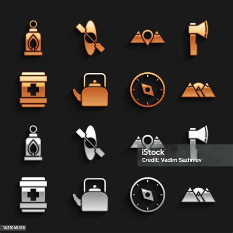 손잡이 나무 도끼 산 나침반 구급 상자 위치 산 캠핑 랜턴 카약 또는 카누 아이콘이 있는 주전자를 설정합니다 벡터 건강 진단에 대한 스톡 벡터 아트 및 기타 이미지 Istock