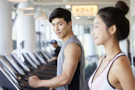 在健身房锻炼的青年人高清图片下载 正版图片502209296 摄图网