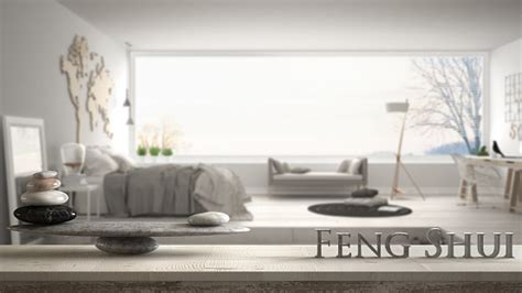 돌 균형 및 3d 문자 단어 풍수 큰 파노라마 창 선 컨셉 인테리어 디자인 유행 침실 만들기 나무 빈티지 테이블 선반 Feng에